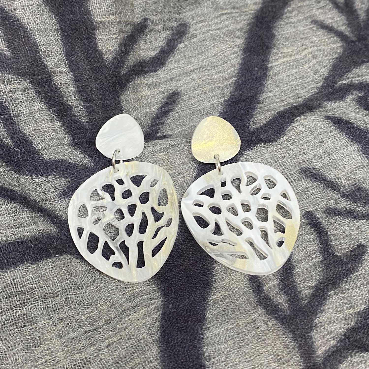 Honeycomb – White Marble Look Acrylic – Medium size – Skitty Kitty