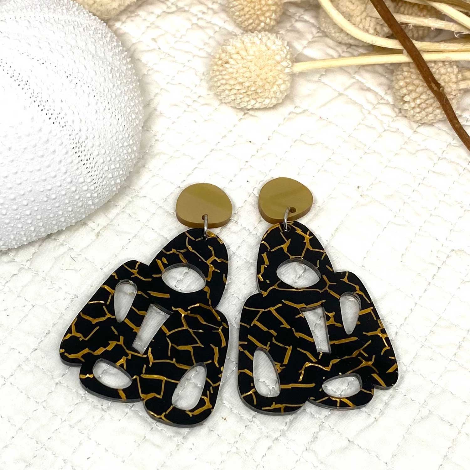 Lulu – Black and Gold pattern with plain gold acrylic – Skitty Kitty