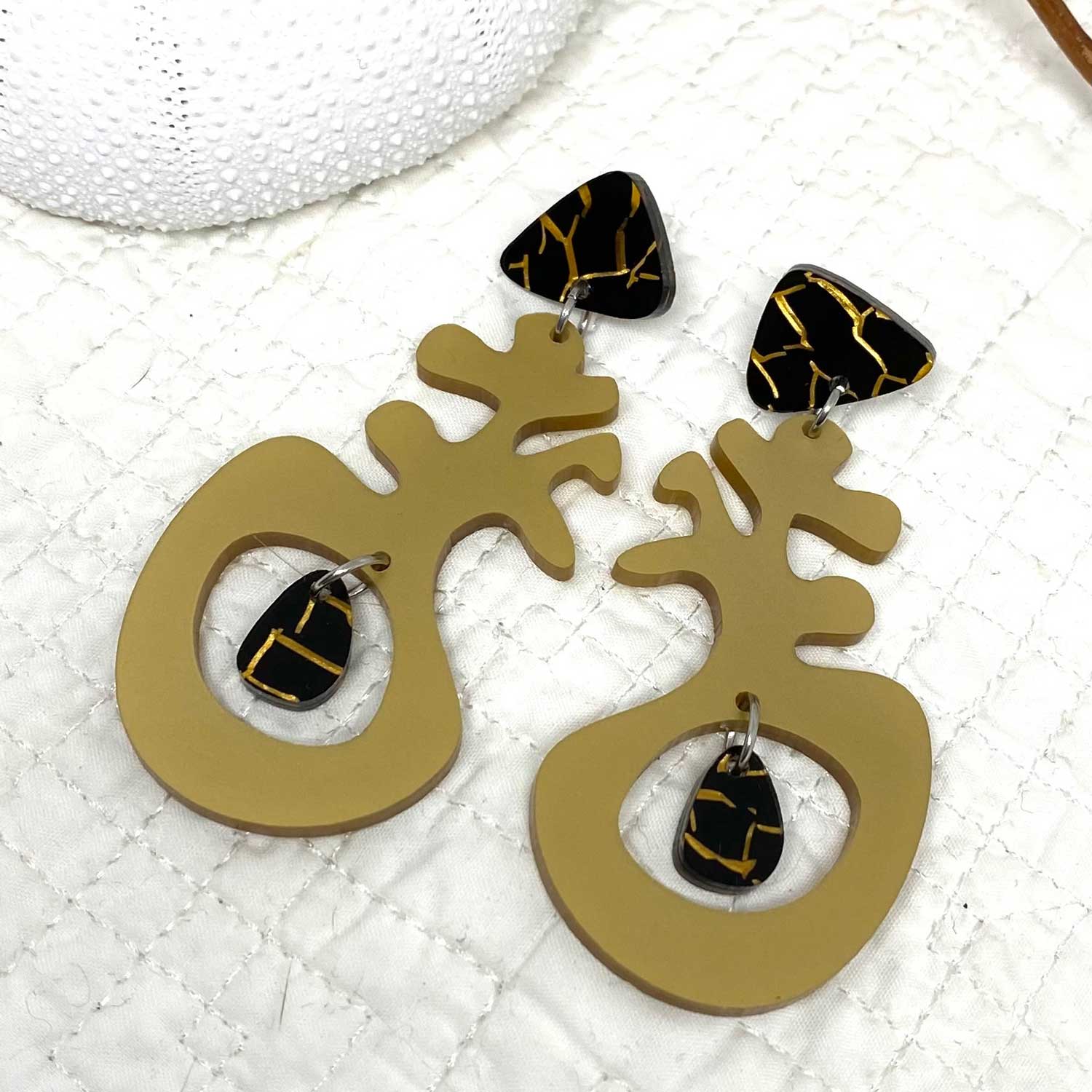 Sprout – Gold & Black – Skitty Kitty